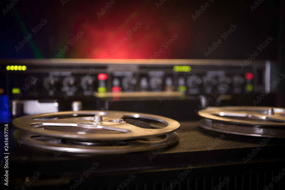 Foto de Old vintage reel to reel player and recorder on dark toned ...