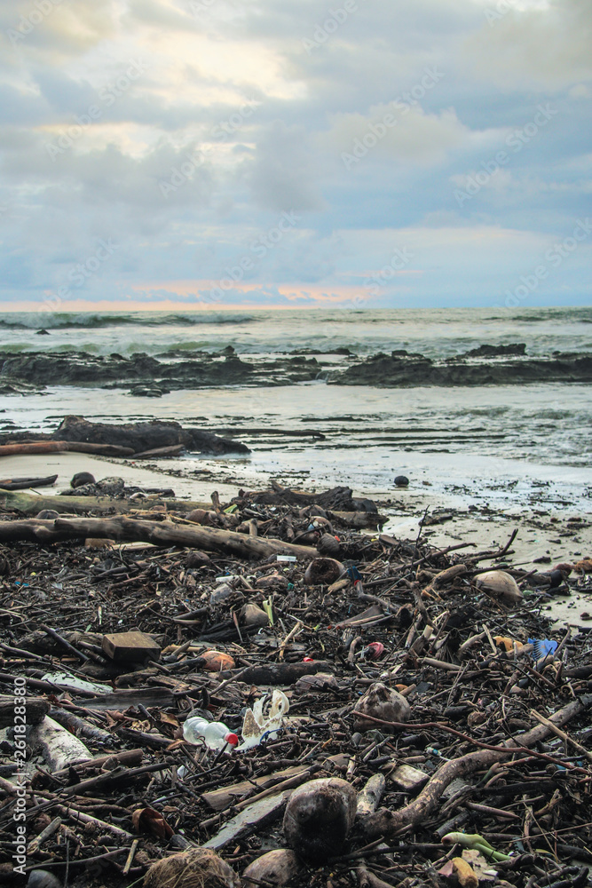 Pollution sur une plage du Costa Rica après de grosse pluies, les ...