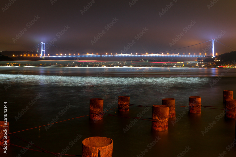 Foto de Long exposure photograph of Bosphorus Bridge of Istanbul and ...
