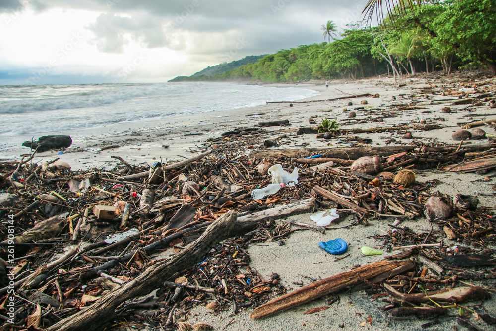 Pollution sur une plage du Costa Rica après de grosse pluies, les ...