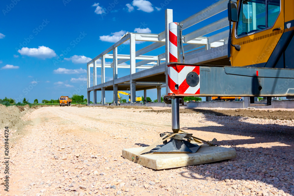 Foto de Hydraulic crane foot is supported by plastic for safety ...