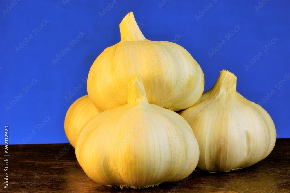 Foto de Garlic is a popular vegetable, sharp taste and characteristic ...