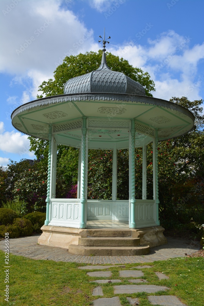 Nantes - Parc de Procé - Le kiosque Piou sans ses vitraux en cours de ...