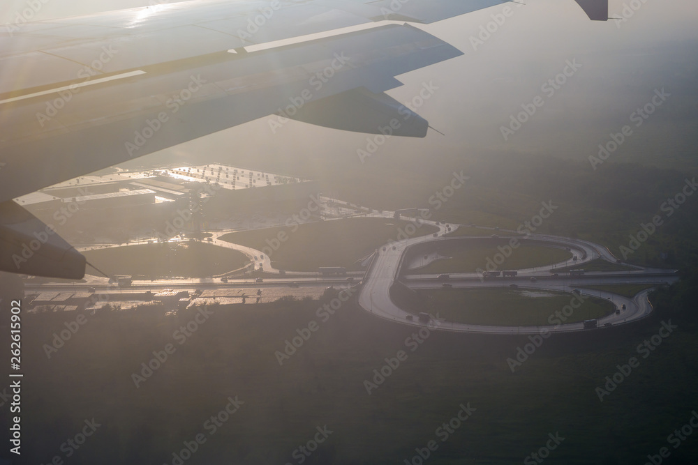Road junction under the wing of the aircraft in the last rays Stock ...
