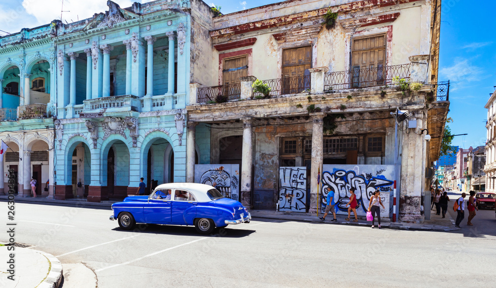 Amerikanischer blau weisser Cabriolet Oldtimer fährt auf der ...