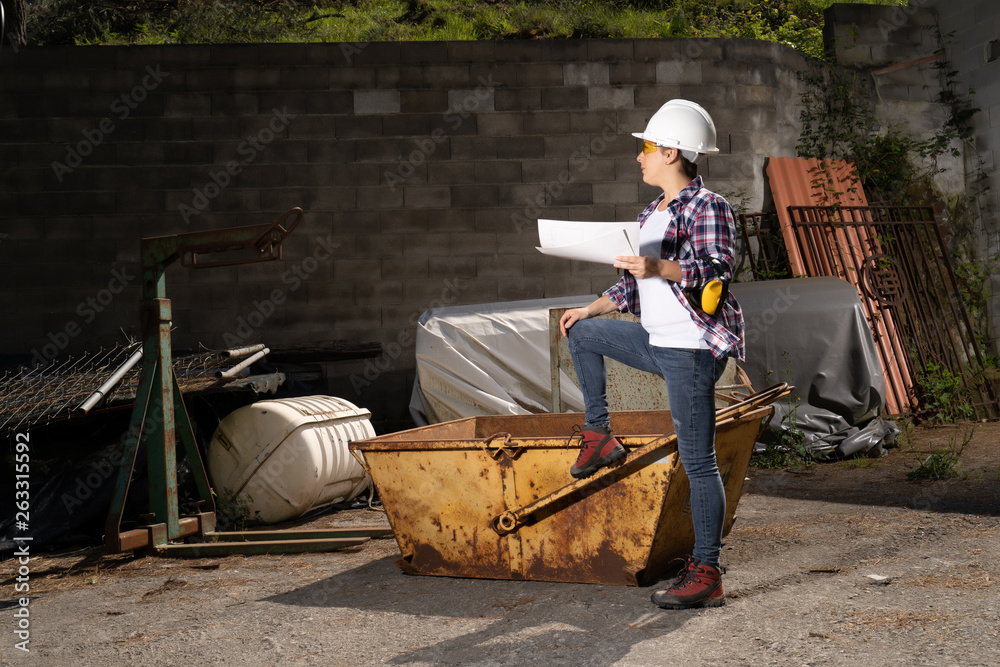 Mujer capaz de obra en poses típicas del trabajo Stock Photo | Adobe Stock