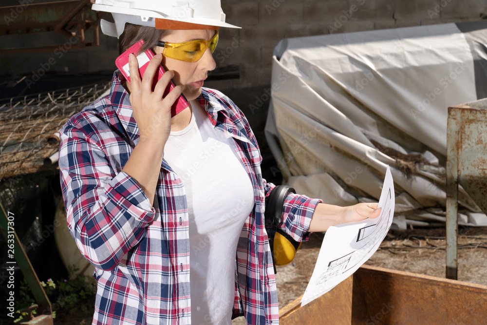 Mujer capaz de obra en poses típicas del trabajo Stock Photo | Adobe Stock