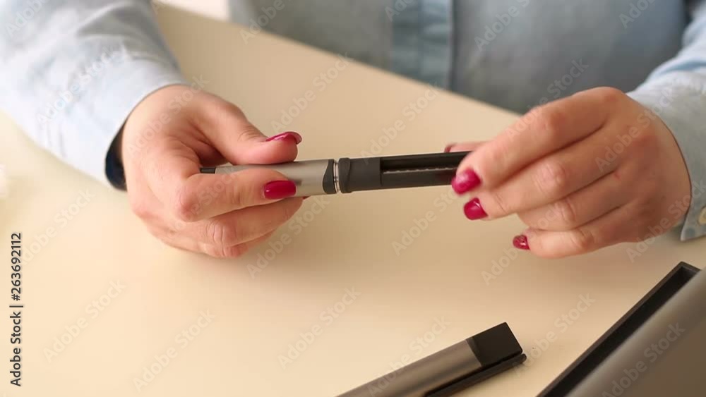 Close-up of the girl changes the insulin cartridge in the insulin ...
