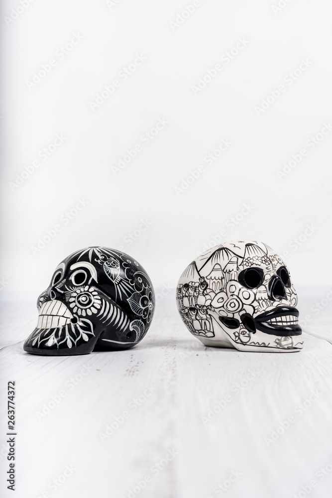 Foto de Calavera negra y blanca sobre fondo blanco, artesania mexicana ...