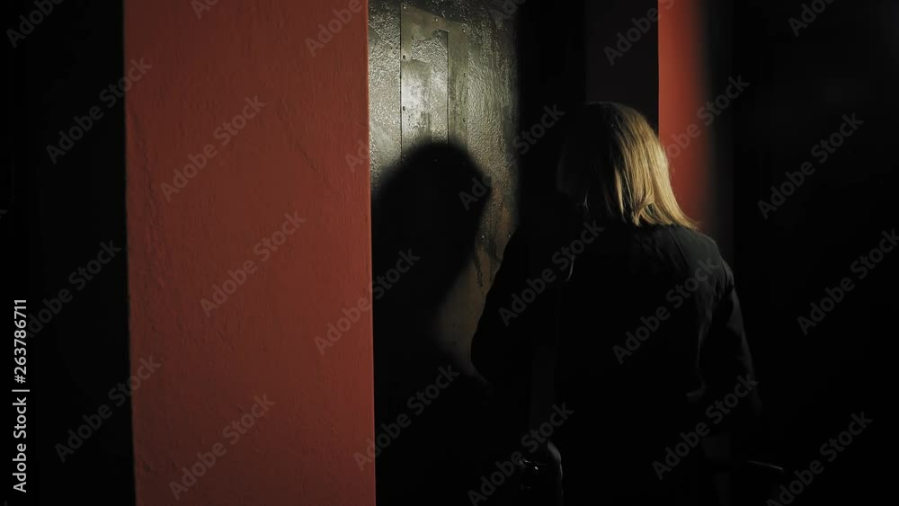 Vidéo Stock Young woman unlocks hotel room door and enters room; dark ...