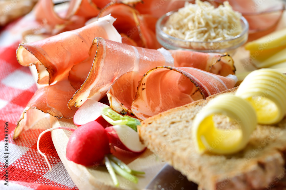 Südtiroler Bauernspeck mit frischem Kren und reifem Bergkäse, dazu ...