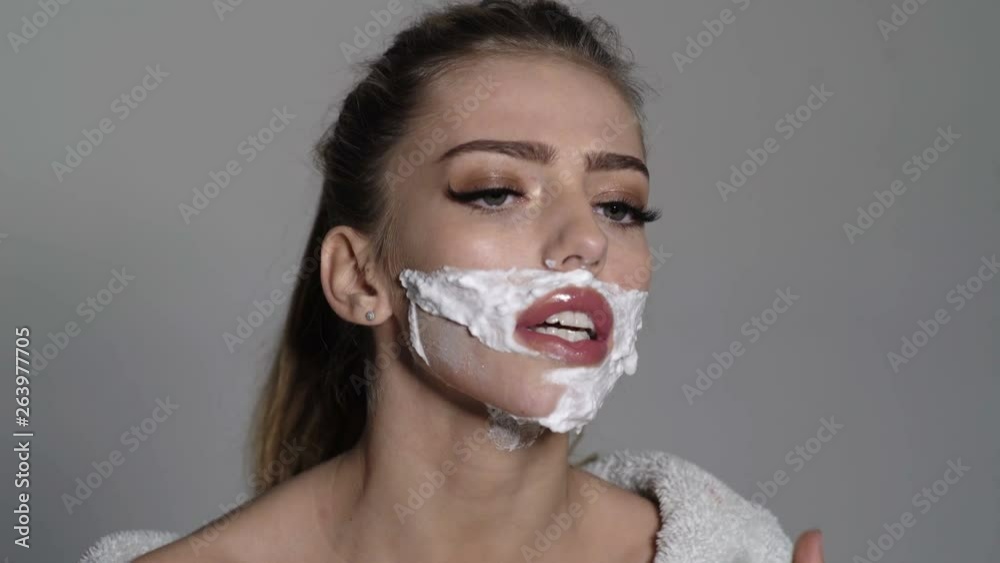 Vidéo Stock Lady shaves her face with sharp blade of straight razor ...