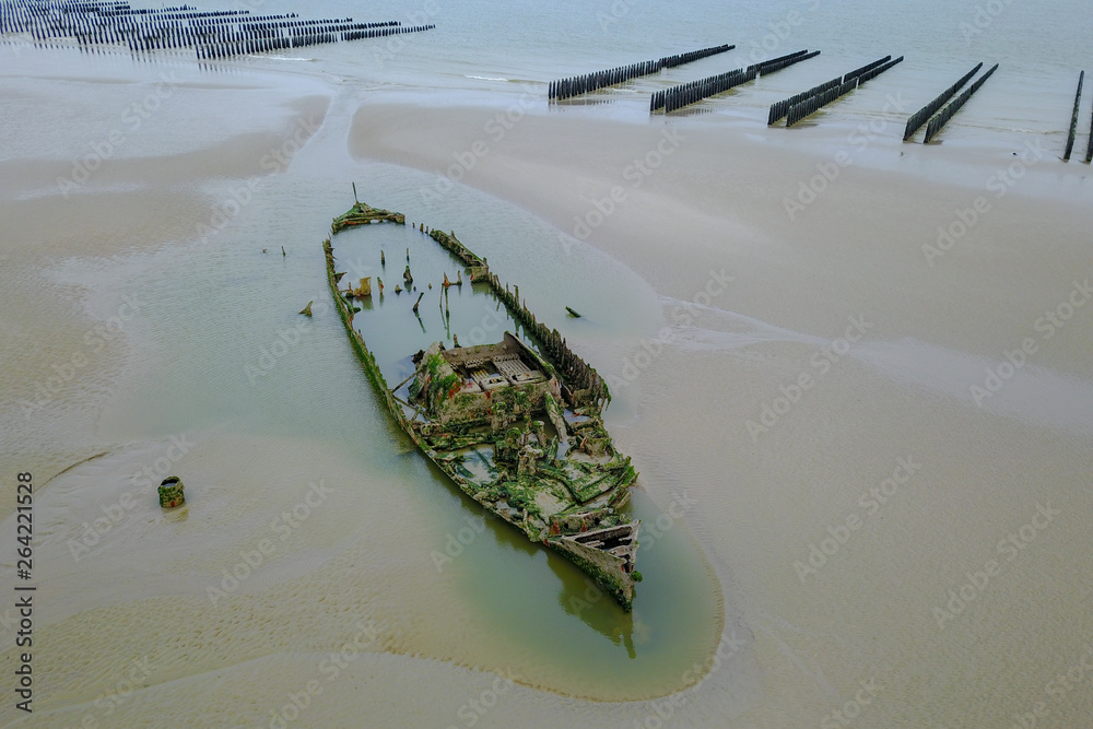steam trawler, commissioned by the British army in 1915 to serve as a ...