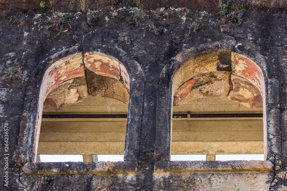 Janelas coleção de janelas com ou sem vidros Stock Photo | Adobe Stock