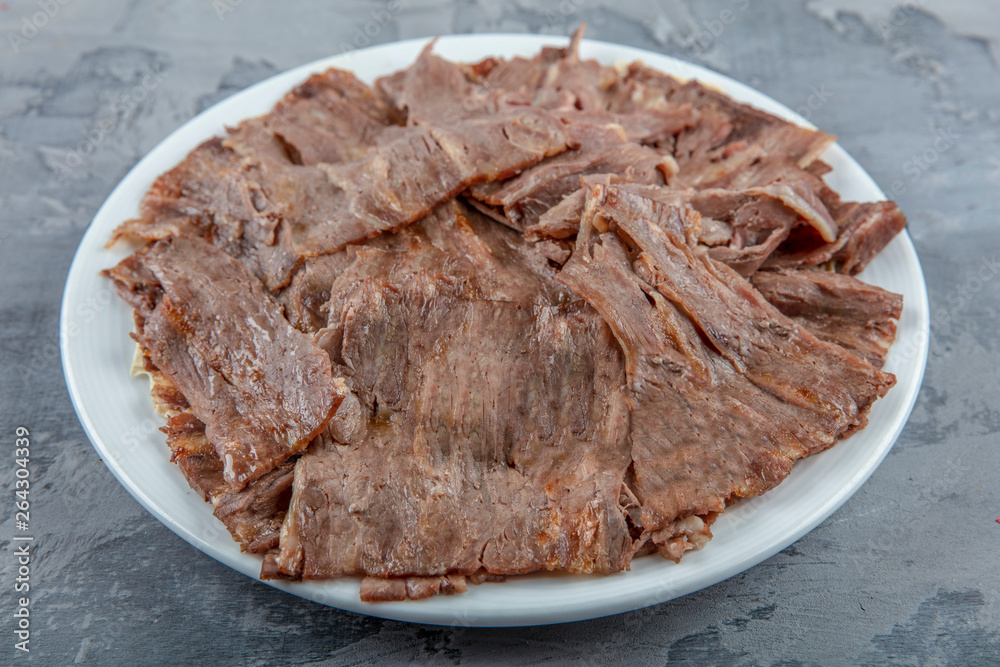 Foto de Turkish Doner Kebab on plate. Arabic traditional doner with ...