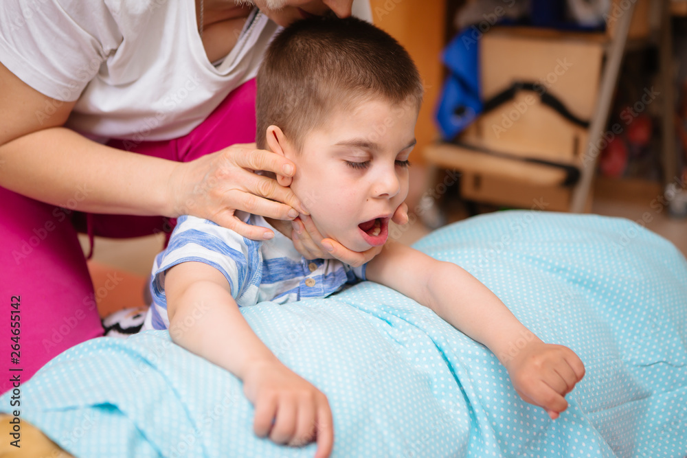 Foto de little kid with cerebral palsy has musculoskeletal therapy by ...