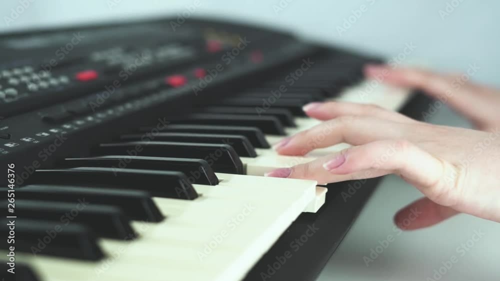 Keyboard, Klavier spielen. Nahaufnahme in Zeitlupe. Zwei Hände, die ...