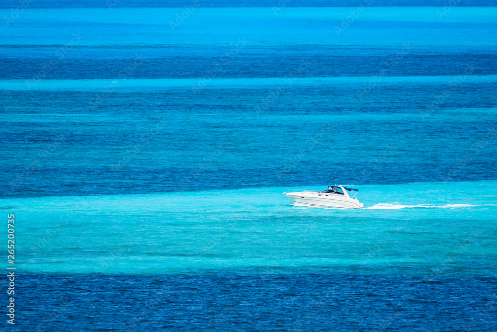 Bote deportivo navegando por el mar caribe en el mar caribe de Cancun ...