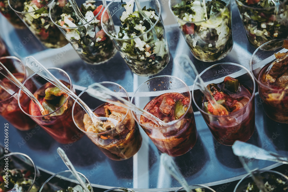 Buffet d'assortiment de verrines, cocktail pour mariage Stock Photo ...