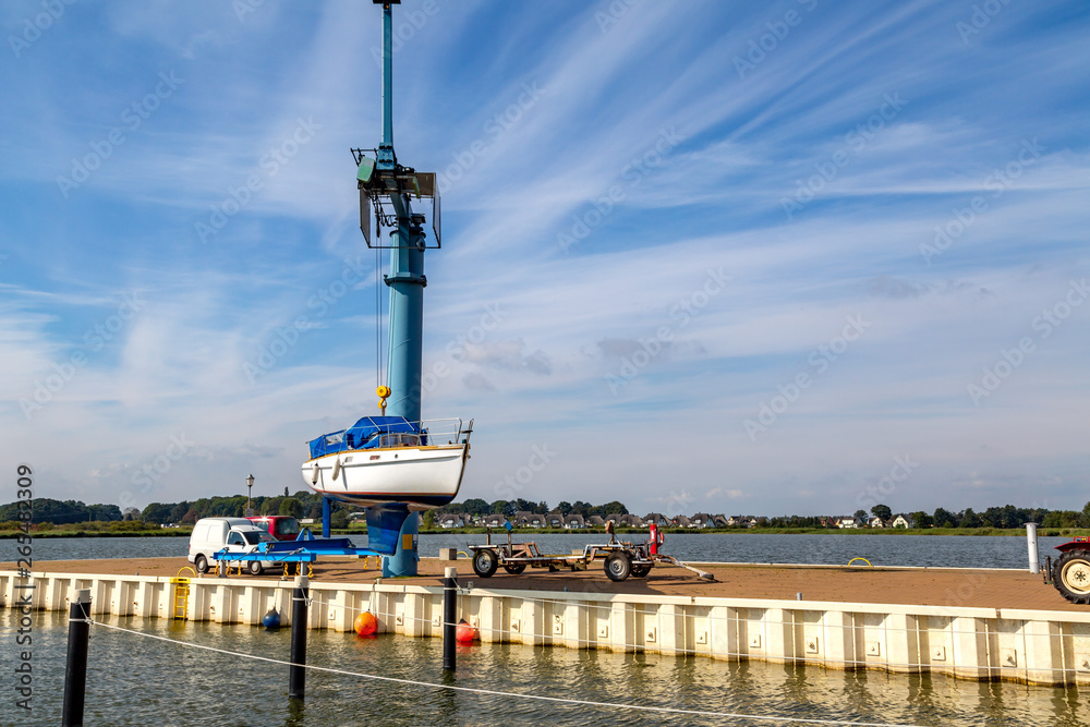 ein großes Boot wird mit einem Kran ins Wasser gesetzt Stock-Foto ...