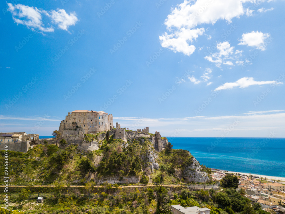 Castello Carafa di Roccella Ionica in Calabria che si affaccia sul mare ...