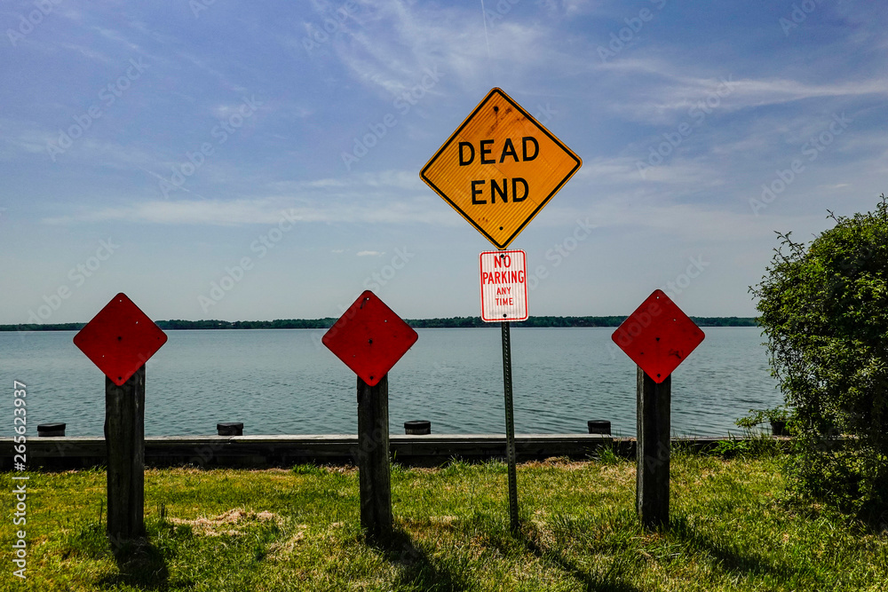 Broomes Island, Maryland USA A dead end sign at the end of a road ...