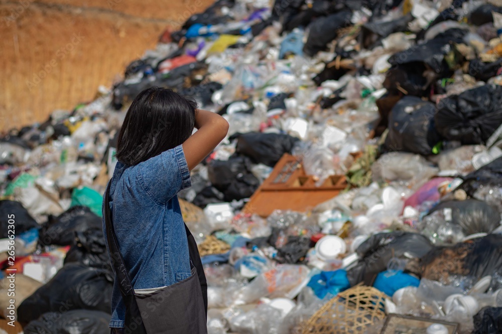 Children find junk for sale and recycle them in landfills, the lives ...
