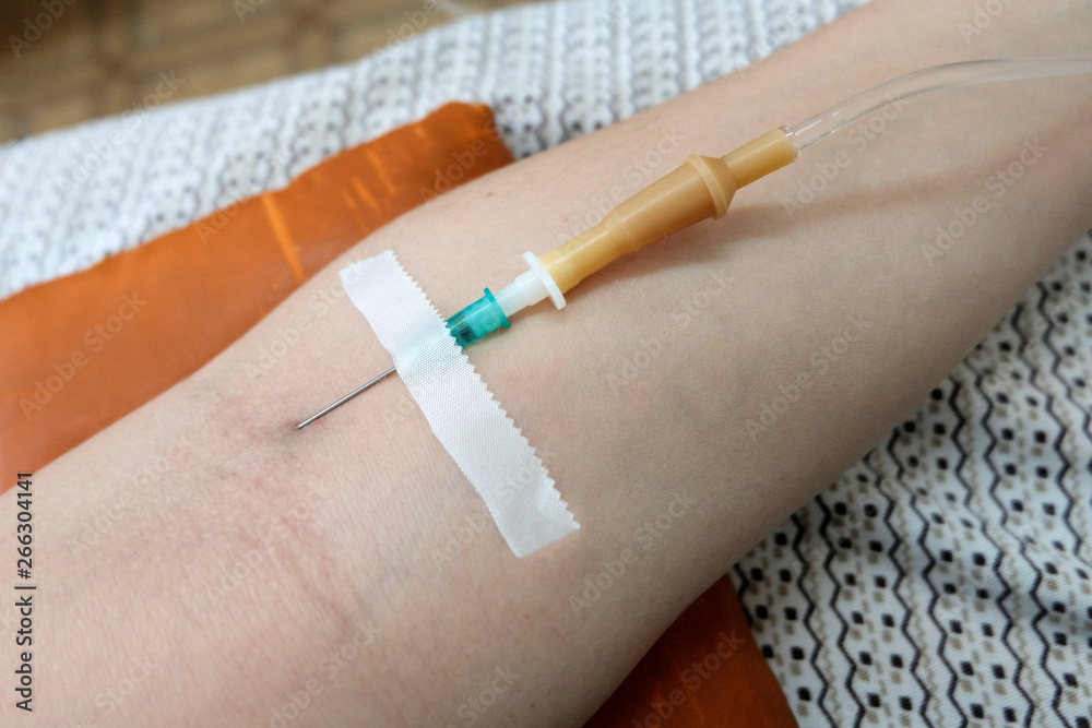 Fotografia do Stock: Woman's hand with a needle in his arm. The ...