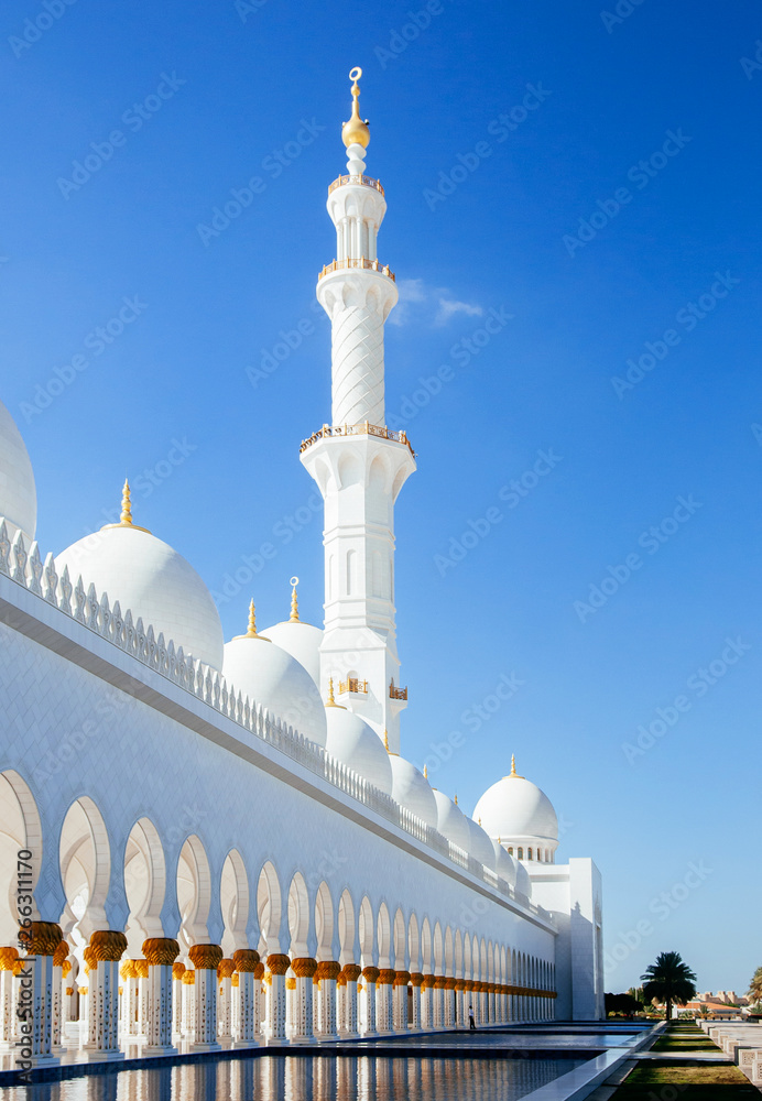 Foto de Grand Minaret Azan tower of Sheikh Zayed Mosque. Abu Dhabi. UAE ...