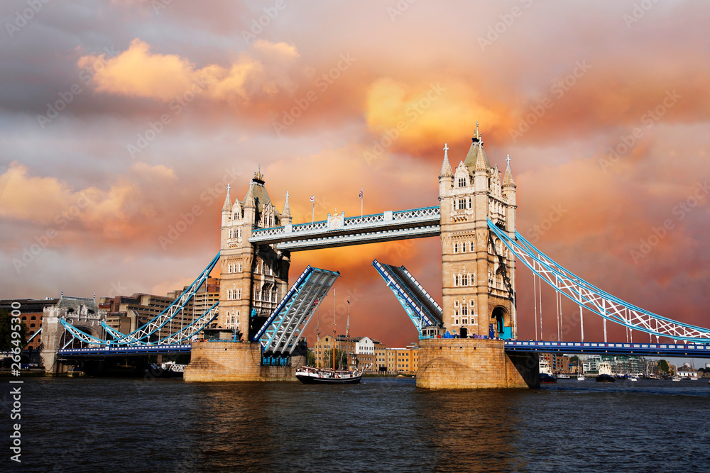 Poster Tower Bridge, lifted. – Wall Art | UkPosters