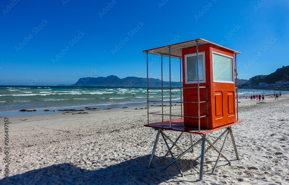 Rote Lifeguard Statiom am Strand von Muizenberg in Kapstadt/Südafrika ...