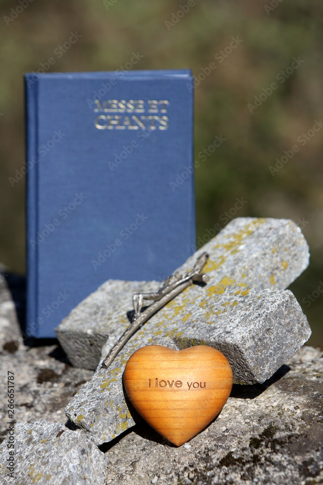 Coeur en bois d'olivier, crucifix, croix en pierre brisŽ et livre de ...