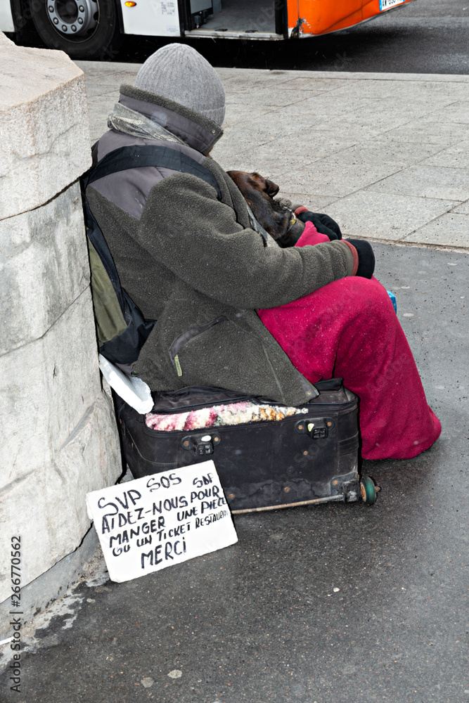 Mendigo pidiendo en la calle junto a su perro Stock Photo | Adobe Stock