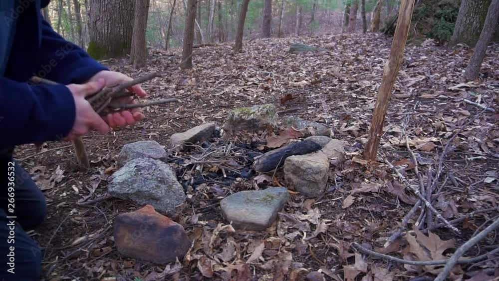 Vidéo Stock Man builds campfire to cook pot over fire. Essential ...