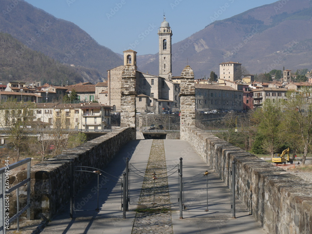 Foto de Devil's bridge in Bobbio. Stone arch bridge over the Trebbia ...