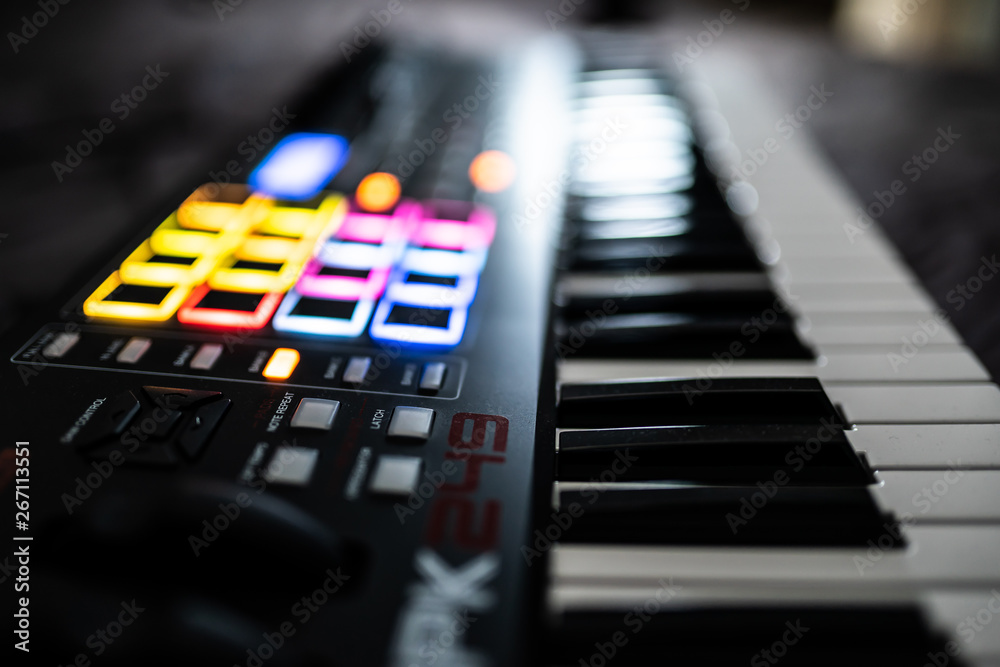 Keyboard / electronical piano for recording music in a studio: drumpads ...