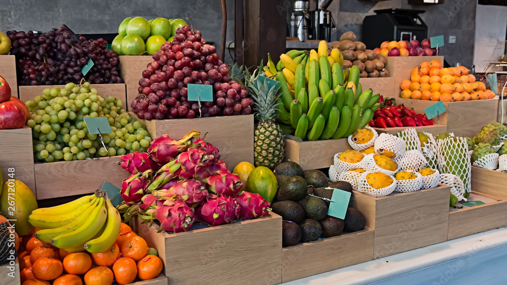 Frutas y verduras exhibidas en un mercado. Mercado de frutas y verduras ...