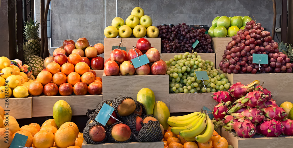 Frutas y verduras exhibidas en un mercado. Mercado de frutas y verduras ...