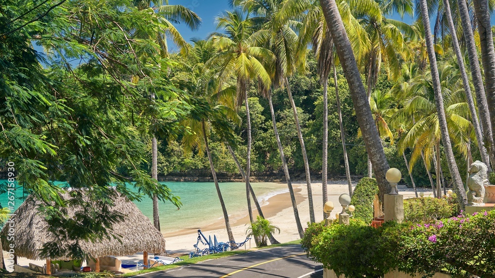 View on the beach Playa Caracol of Contadora Island in the Pacific ...