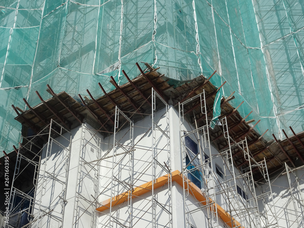 Foto de Catch platform and safety netting at the face of the building ...