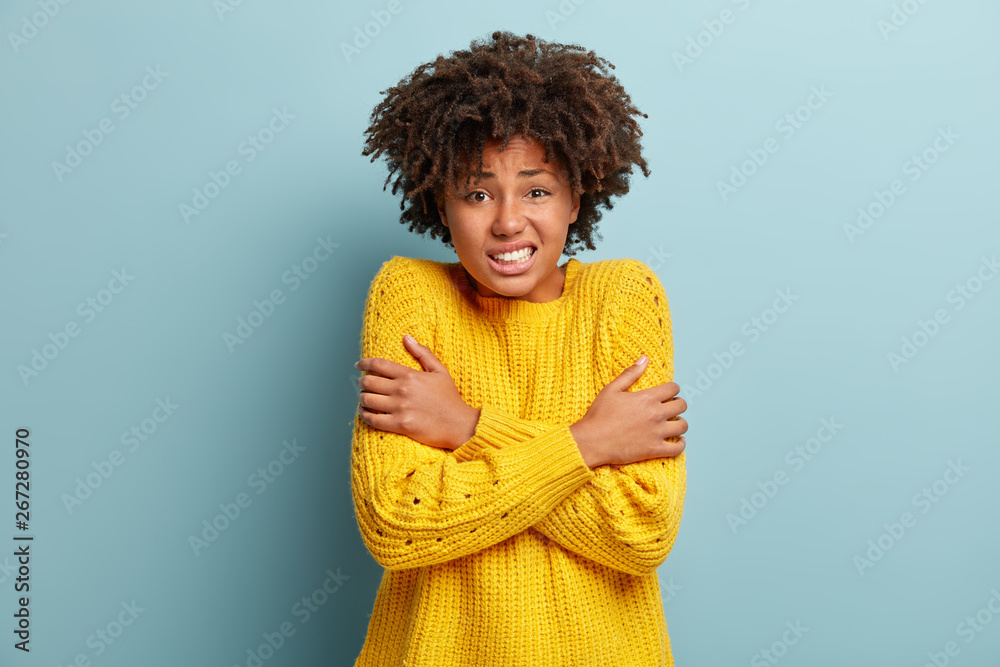 Foto Stock Scared fearful dark skinned woman trembles as afraids ...