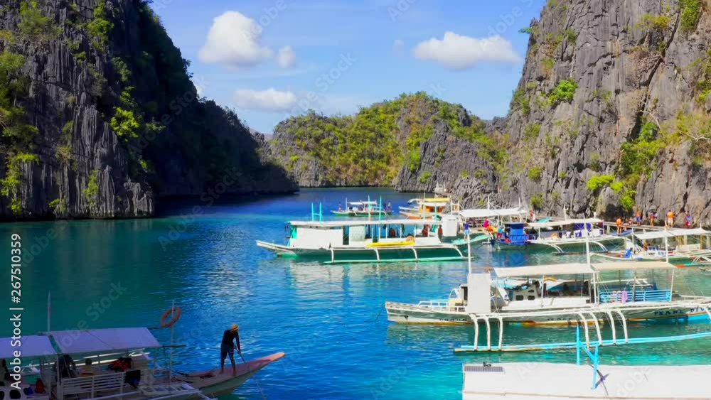 Traditional boats in clear water on blue sea. Coron island, Palawan ...
