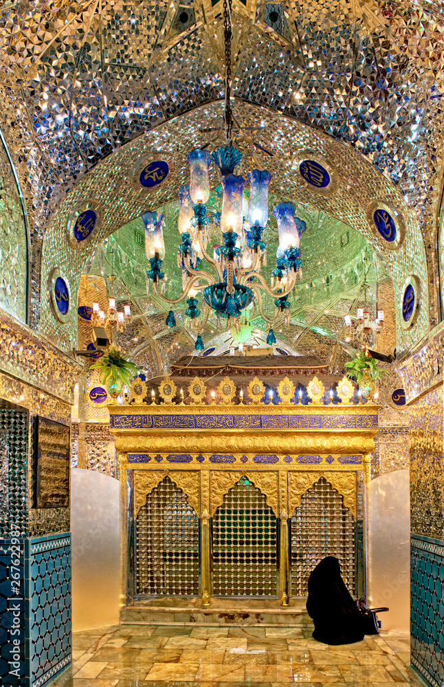 Foto de Woman wearing an Abaya praying in Mosque Of Shiraz, Shiraz ...