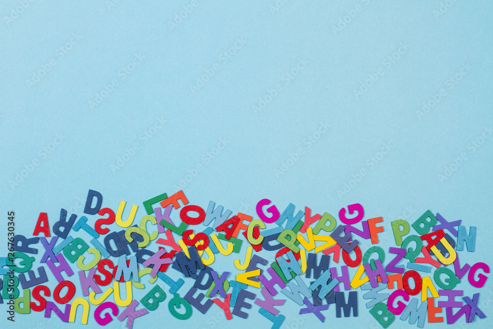 Letras de colores de abecedario sobre fondo celeste azul. Vista ...