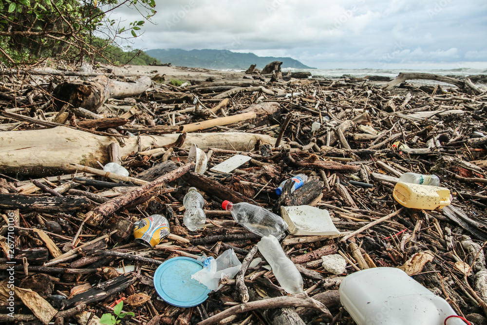 Pollution sur une plage du Costa Rica après de grosse pluies, les ...