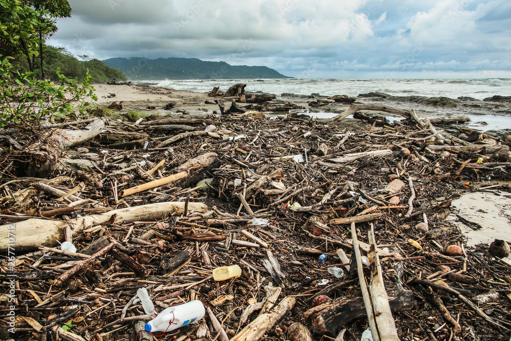 Pollution sur une plage du Costa Rica après de grosse pluies, les ...