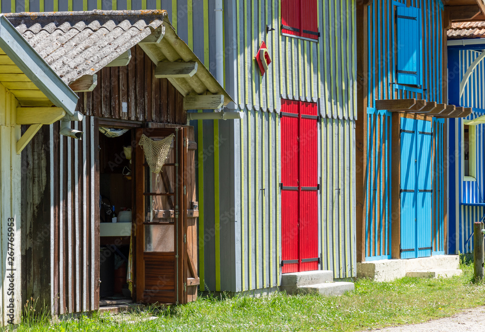 BIGANOS (Bassin d'arcachon, France), les maisons colorées du port Stock ...