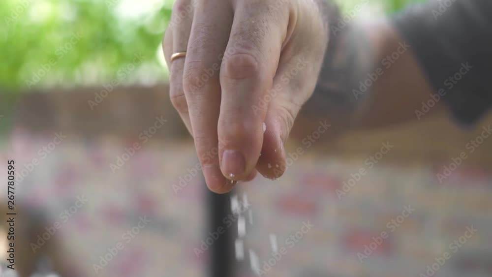 Vidéo Stock Male hand adding salt to food on brick background. Chef ...