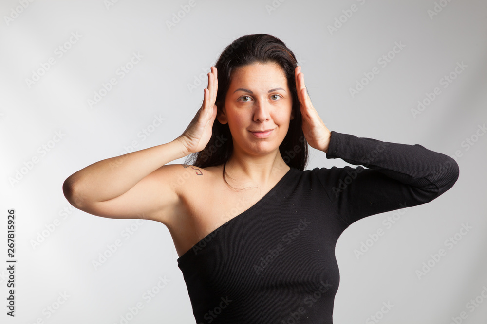 Chica joven reflexionando, mirando al futuro o recordando el asado ...