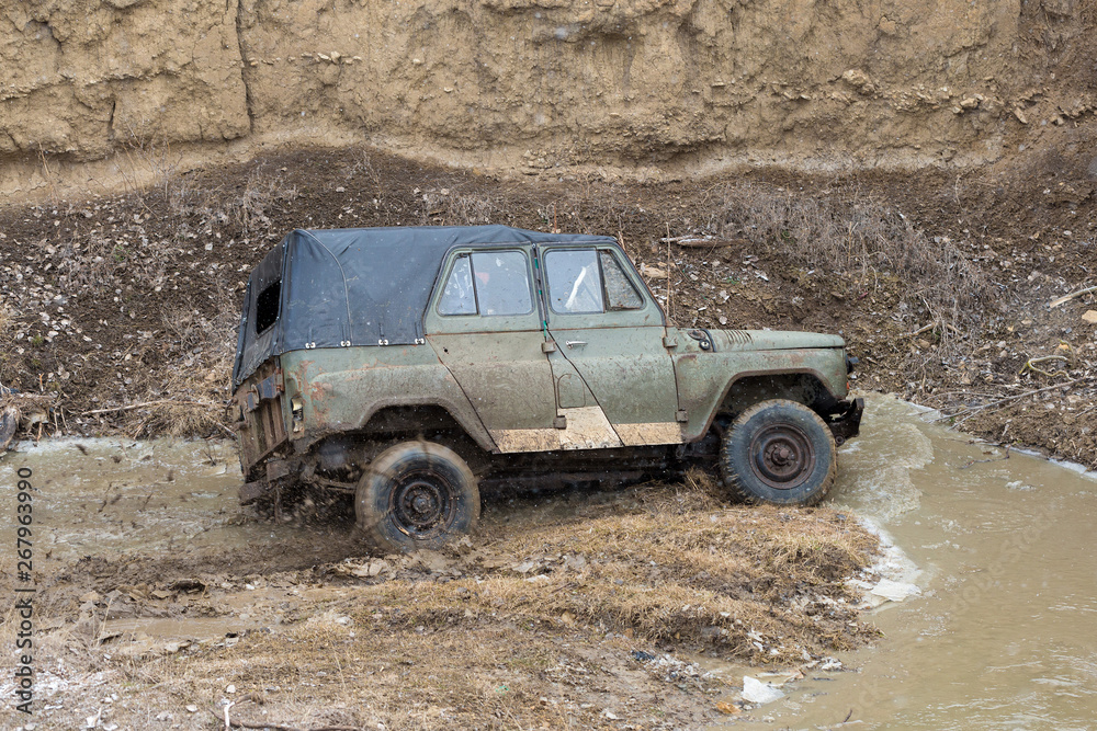 Rally on Russian SUVs in the mud in winter, Trapped all-terrain vehicle ...